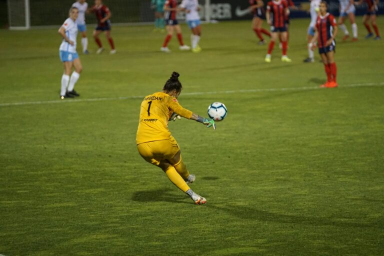 15 Must-Know Soccer Curling Shots and How to Perfect Them - Pitch Pearls